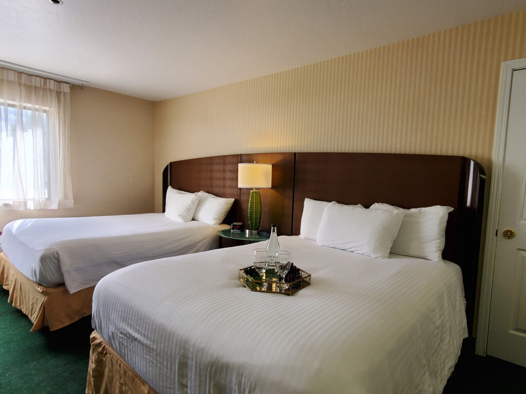 Standard Double Queen – Rogue Regency Inn